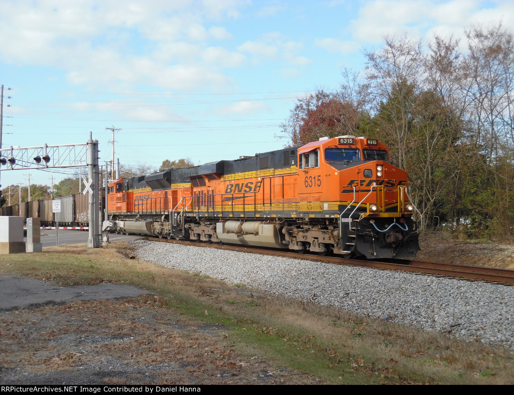 BNSF 6315 leads NS 736 on a sunny Fall day